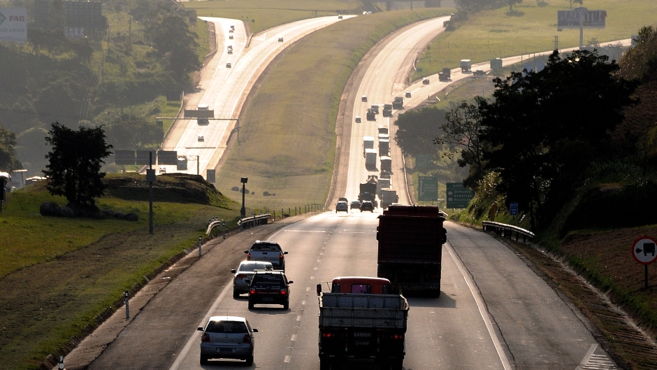 CCR ViaOeste programa operação na Rodovia Raposo Tavares, em Vargem ...