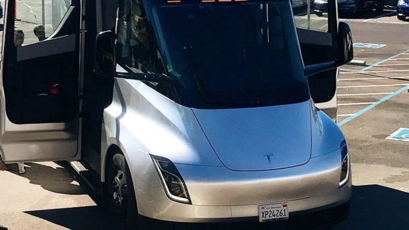 Caminhão Tesla Semi aparece em fábrica e faz sucesso - Brasil Caminhoneiro